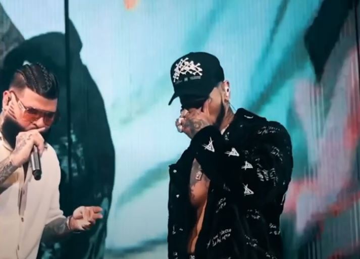 El cantante Anuel llora en pleno concierto cuando Farruko le habla de ...